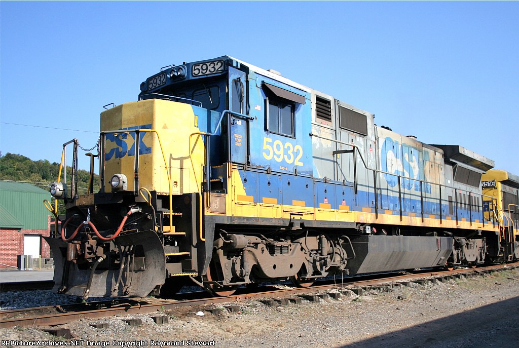 CSX 5932 is the lead motor for the A701-18 on its trip north